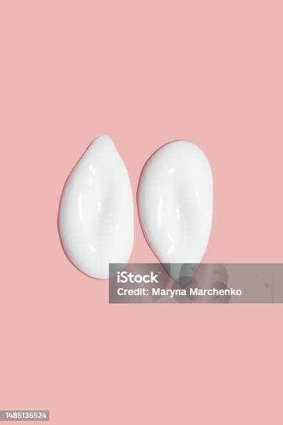 화장품 크림이 많이 묻어 있습니다 가볍고 매끄러운 표면 퍼질 수 있는 크림의 질감 액체 크림 같은 스트로크 분홍색 배경에 화장품 배경 배너 건강한 생활방식에 대한 스톡 사진