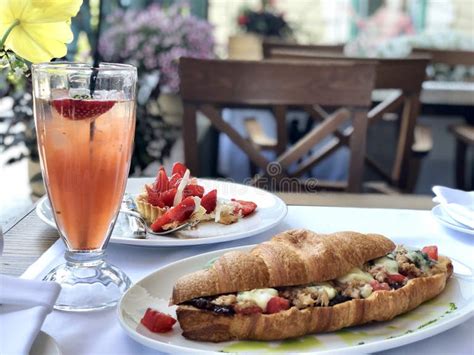 Croissant Com Atum E Queijo Imagem De Stock Imagem De Lifestyle Alimento 168563613