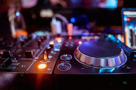 나이트 클럽에서 파티에서 춤을 흐리게 사람들과 음악을 혼합하기위한 제어 Dj Dj에 대한 스톡 사진 및 기타 이미지 Dj 곱슬 머리 군중 Istock