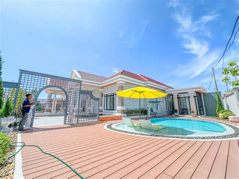 មរតកកម្ពុជា ខ្លែងឯក ខ្លែង គឺជា វត្ថុ លេង ម្យ៉ាង ដែល អាច ហោះ បាន ដោយសារ កម្លាំង ខ្យល់ ទាញ