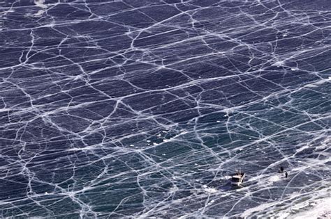 트럭과 어 부는 겨울에 얼어붙은 바이칼 호수 러시아의 표면 드릴링는 물고기잡이에 대한 스톡 사진 및 기타 이미지 물고기잡이 바이칼 호수 겨울 Istock