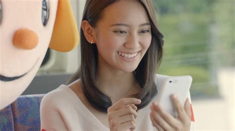 岡田結実、初cmで恥じらいの初キスシーン 父ますおか岡田ら家族に内緒で 「homes」新cm「キックボード」編 Youtube