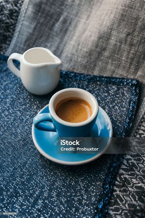 맛 있는 아침 갓 아름 다운 호랑이 Crema 배경에 작은 우유 투 수와 에스프레소 커피를 양조 포토 블루 색상에 이루어집니다