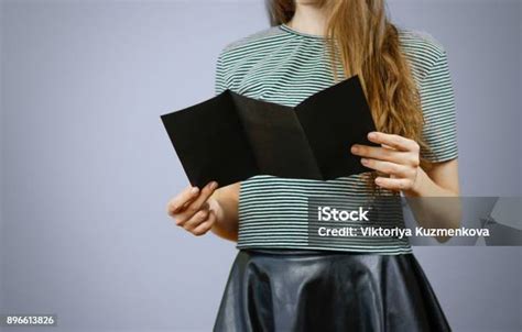 Trifold 빈 검은 하늘을 종이 보여주는 여자 전단지 프리젠테이션입니다 팜플렛에는 손을 잡으십시오 여자 쇼 명확한 오프셋된 종이입니다 시트 서식 파일입니다 소책자 디자인