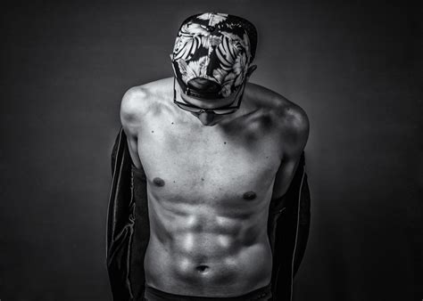 무료 이미지 남자 검정색과 흰색 화이트 사진술 남성 동상 어둠 검은 단색화 팔 근육 가슴 인간의 몸 조각 뒤로 머리 흑백 사진