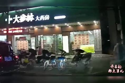 电车女司机马路横行，视频车师傅预判失误，下一秒女子内心很绝望