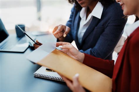 다민족 비즈니스 아시아 사업가 사람들과 만나는 아름다운 미국 아프리카 회계사 사람들은 문서 세금 교환 회계 및 재무 고문을 수행합니다 2명에 대한 스톡 사진 및 기타 이미지