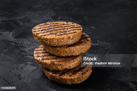 고기가 없는 패티 식물성 고기 스테이크 커틀릿 검은 색 배경 위쪽 보기 굽기에 대한 스톡 사진 및 기타 이미지 굽기 바베큐그릴 가루로 빻은 Istock