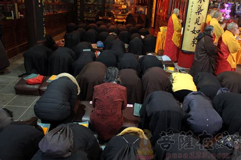 跪拜佛前图片 家双手合十的图片 跪拜图片 大山谷图库