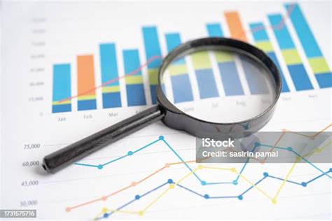 차트 그래프 용지에 돋보기 금융 개발 은행 계좌 통계 투자 분석 연구 데이터 경제 개발에 대한 스톡 사진 및 기타 이미지