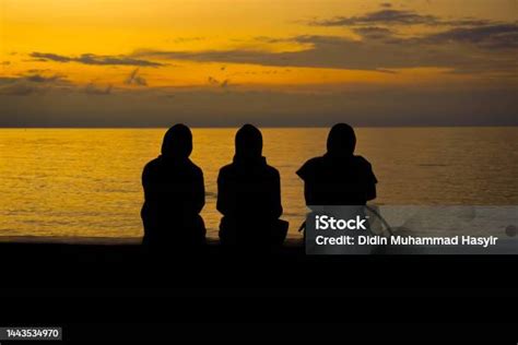 일몰 배경에 슬픈 실루엣 사람들 실루엣 일몰에 해변에 앉아 있는 세 여자 골든 아워에 대한 스톡 사진 및 기타 이미지 골든 아워 금색 단체 Istock
