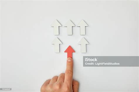 회색 배경에 흰색 포인터가 있는 행에 빨간 화살표를 넣어 남자의 자른 보기 개념에 대한 스톡 사진 및 기타 이미지 개념 바로 위 부분의 Istock