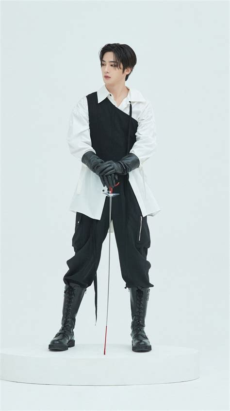 Pin By Maria Eugenia Moreno On Kim Yo Han Kpop Fashion Men Poses Kim