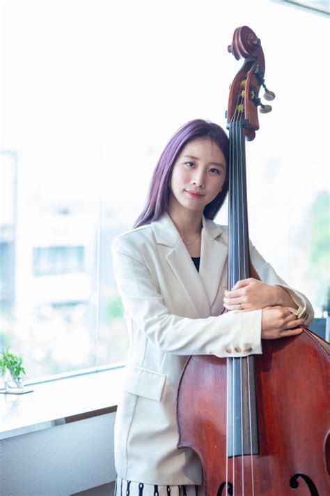 묵직한 더블베이스의 화려한 솔로 연주 기대하세요