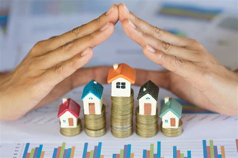 손 보호 돈을 모기지 신용 재산 관리의 개념의 성장으로 스택 맨 위에 집 모델 투자 및 위험 관리입니다 가리기에 대한 스톡 사진 및 기타 이미지 Istock