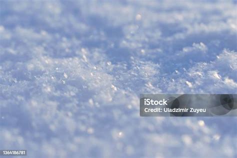 맑은 서리가 내린 날에 태양 아래 겨울에 눈 덮인 질감 배경과 눈 표면 0명에 대한 스톡 사진 및 기타 이미지 0명 12월 1월 Istock