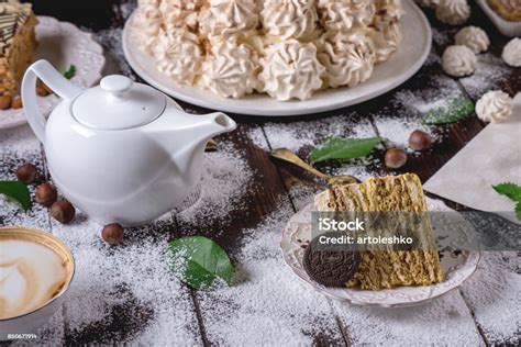 아름 답게 장식 된 디저트 테이블 어디와 어두운 나무 테이블에 머 랭 케이크 맛 있는 과자의 배열 0명에 대한 스톡 사진 및 기타 이미지 Istock