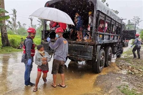 Mga Residente Lumikas Sa E Visayas Bicol Dahil Sa Bagyong Bising Abs Cbn News