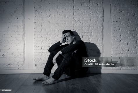 사람 슬픔 정서적 고통 외로움과 가슴 아픈 개념에서 우울증을 앓고 고통 받는 끔찍한 감정을 우는 슬픈 우울한 젊은이의 초상화와