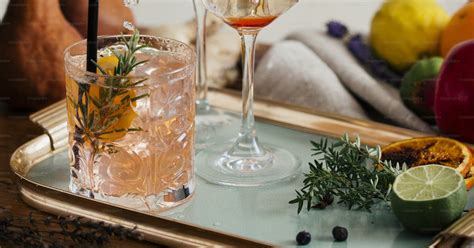 프로 세코 칵테일 프로 세코와 함께 아페리티프 화이트 스파클링 이탈리아 와인 쓴맛 백리향 및 주니퍼 베리 프로 세코 라임 및 라벤더 프로세코 오렌지 로즈마리