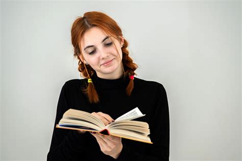 어린 예쁜 소녀는 그녀의 손에 열린 책을 읽었습니다 읽기 및 교육 개념 교육에 대한 스톡 사진 및 기타 이미지 교육 대학교 도서관 Istock