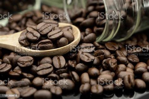 나무 숟가락에 구운 커피 콩과 병 유리와 검은 테이블에 확산 가벼운에 대한 스톡 사진 및 기타 이미지 가벼운 검은색 구이 Istock