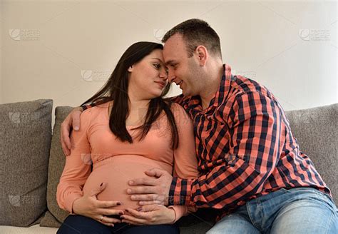 一对年轻夫妇要生孩子了