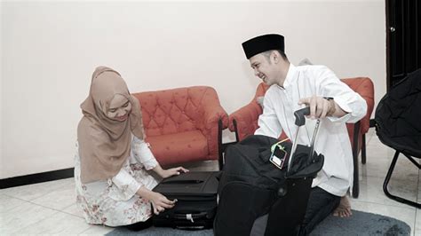 행복 한 무슬림 부부는 남자와 여자 가방에 물건을 넣어 준비 라마단 이드 무바라크 축 하 여행 Mudik에 대한 스톡 사진 및