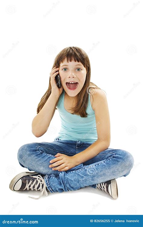 Сотрясенная маленькая девочка говоря на телефоне Стоковое Изображение изображение