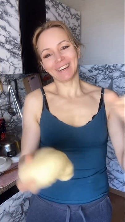 Мама показывает как правильно вымешивать тесто вкуснаяеда вкусно