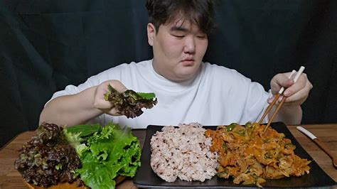 매콤한 제육볶음 먹방 입니다 쌈 크게 싸서 크게 먹는게 좋지 Mukbang Youtube