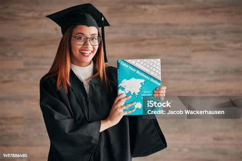 졸업생 여성 초상화 그리고 졸업에서 행복해하는 젊은 학생의 비즈니스 교과서 학습 책 행복 지식에서 미소로 대학 교육을 받을 준비가 된 흥분된 여성 학사모에 대한 스톡 사진