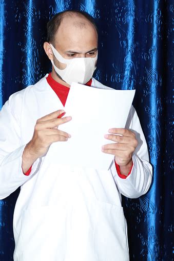 인도 의사는 그의 목에 청진기를 착용하고 의료 보고서를 확인 건강 검진에 대한 스톡 사진 및 기타 이미지 건강 검진 건강 진단 건강관리와 의술 Istock