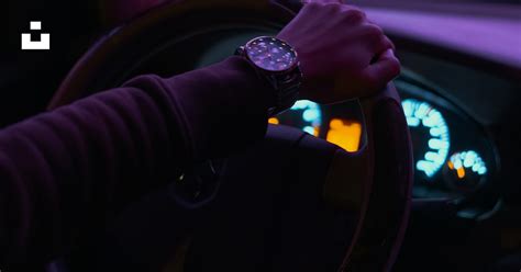 낮에 차를 운전하는 사람 사진 Unsplash의 무료 자동차 이미지