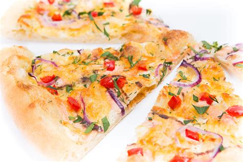 양파 베이컨 체리 토마토 얇은 페이스트리 크러스트 클로즈업으로 흰색 배경에 고립 된 피자 슬라이스 고기에 대한 스톡 사진 및