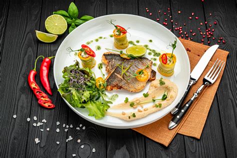 샐러드와 후무스 후무스를 곁들인 송아지 고기 메달리온 건강한 생활방식에 대한 스톡 사진 및 기타 이미지 건강한 생활방식