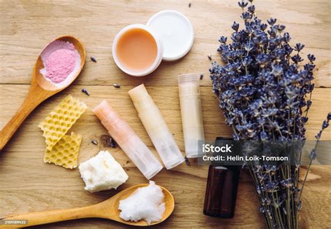 수제 립스틱 재료 시어 버터 에센셜 오일 미네랄 색소 분말 밀랍 코코넛 오일 홈메이드 립밤 립스틱은 실내 테이블 위에 재료와 섞여 있습니다 위 보기 Diy에 대한 스톡 사진