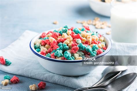 흰색 부엌 배경에 파란색 테이블에 채식 요구르트 통곡물 시리얼 신선한 과일의 건강한 아침 식사의 개념 앞 모습 Diy에 대한