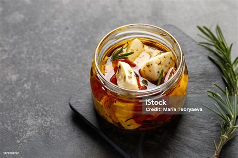 진상판에 로즈마리와 토마토를 곁들인 유리 항아리에 수제 절인 페타 치즈 회색 배경 0명에 대한 스톡 사진 및 기타 이미지 0명 건강한 식생활 그리스 음식 Istock