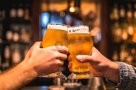 夜晚两人举杯相聚喝啤酒高清图片下载 正版图片600616063 摄图网