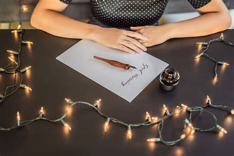 안녕하세요 젊은 여자는 흰 종이에 문구를 씁니다 인 스크라이브 장식 문자 서 예 그래픽 디자인 레터링 필기 생성 개념 고대의에 대한 스톡 사진 및 기타 이미지 Istock