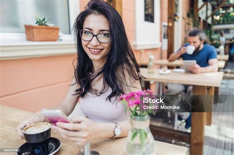매력적인 여 자가 커피를 마시고 그녀의 휴대 전화에 입력 20 24세에 대한 스톡 사진 및 기타 이미지 20 24세 2명