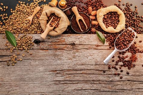 다양한 커피 어두운 구운 커피 콩 갈고리 및 캡슐의 배경은 복사 공간이있는 흰색 콘크리트 배경에 스쿱을 설치합니다 0명에 대한 스톡 사진 및 기타 이미지 Istock