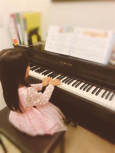 幼稚園大班的小寶貝邊唱 陳曲婕老師 鋼琴伴奏老師 鋼琴教學、中提琴、小提琴專業家教 婚禮演出 音樂生活分享 Facebook