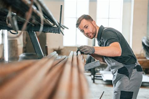 금속 조각의 길이 측정 제복을 입은 남자는 농업 기술의 세부 사항을 개발하는 워크 스테이션에 있습니다 25 29세에 대한 스톡 사진 및 기타 이미지 Istock