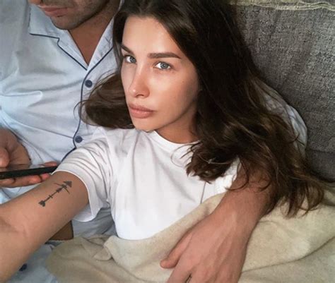 ქეთა თოფურიას და ოლივიას ახალი უსაყვარლესი ფოტოსესია ერთნაირი სამოსით მომღერალს საყვარელმა