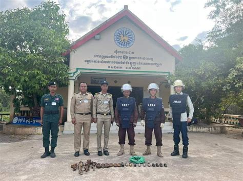 នគរបាលស្រុកស្វាយចេកប្រគល់គ្រាប់យុទ្ធភ័ណ្ឌមិនទាន់ផ្ទុះសល់ពីសម័យសង្គ្រាមដល់អង្គភាពស៊ីម៉ាក់