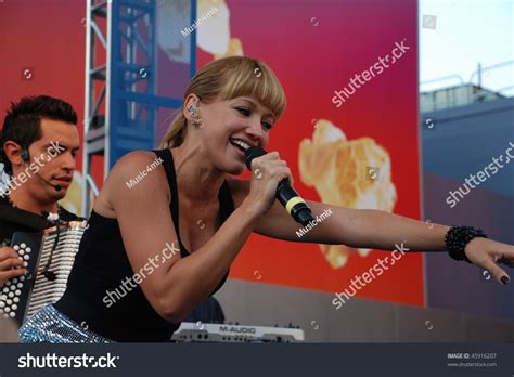 4 Imagens De Fanny Lu Imagens Fotos Stock E Vetores Shutterstock