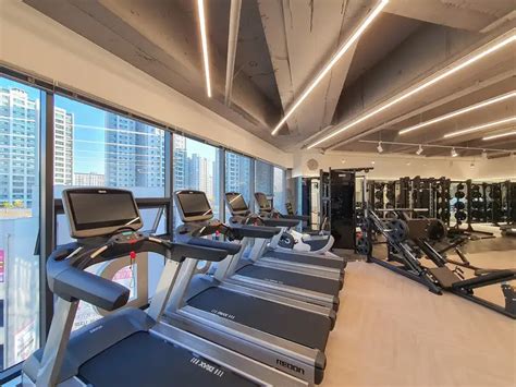 노출천장 라인조명으로 개방감이 느껴지는 50평 모던 헬스장 인테리어 화성 새솔동