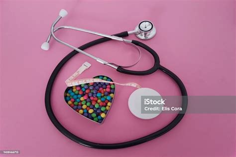 청진기 측정 테이프 및 분홍색 배경에 화려한 사탕이있는 하트 모양의 그릇 0명에 대한 스톡 사진 및 기타 이미지 0명 건강관리와 의술 건강하지 못한 생활방식 Istock